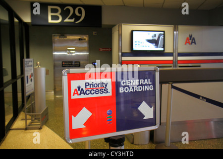 Airport PRIORITY BOARDING sign Stock Photo - Alamy