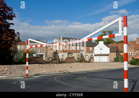 Warning height restriction barrier max headroom sign Stock Photo ...