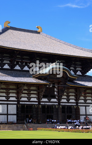 The main entrance to the Daimonji Temple, home to the giant Buddha ...
