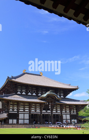 The main entrance to the Daimonji Temple, home to the giant Buddha ...