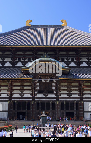 The main entrance to the Daimonji Temple, home to the giant Buddha ...