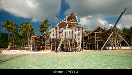 Traditional Pinisi wooden sailing boat construction, Bira Sulawesi ...