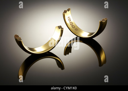 Broken Gold Wedding Ring Stock Photo - Alamy