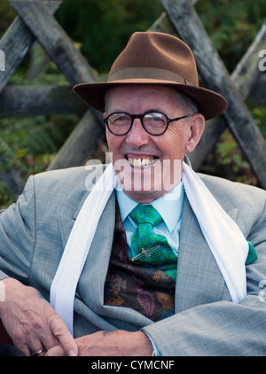Man dressed as 1940s 'spiv' in suit and trilby Stock Photo - Alamy