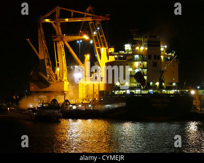 Marcor 2 unloading Fernando by night in Rotterdam Stock Photo - Alamy