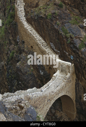 Stone bridge of Shaharah, Yemen Stock Photo - Alamy