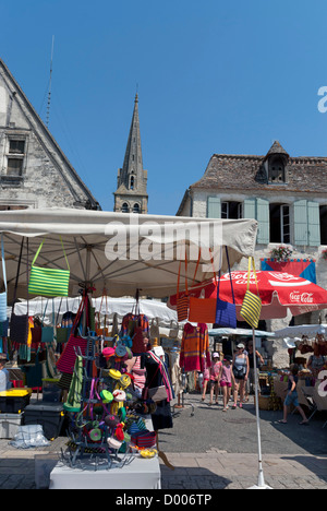Market day in Eymet, a Bastide town in the Dordogne region of France ...