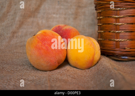 A punnet of ripe peaches Stock Photo - Alamy