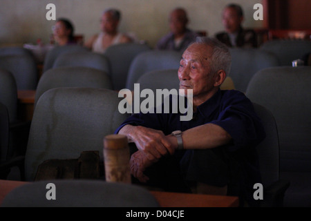 Elderly Chinese man watching Sichuan opera Stock Photo - Alamy