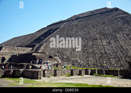Tourists climbing the Pyramid of the Sun at the ancient Aztec ...