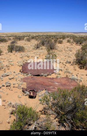 litter trash desert rubbish rust dirty mar dump Stock Photo - Alamy