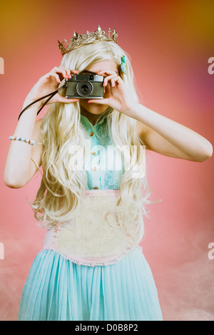 retro camera pink vintage on pink background Stock Photo - Alamy