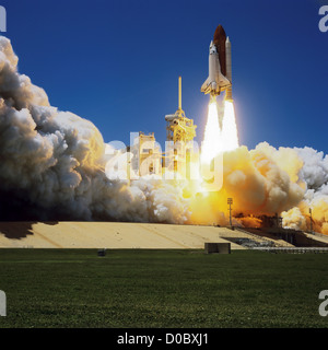 Shuttle Discovery Clears the Tower at Launch Stock Photo - Alamy