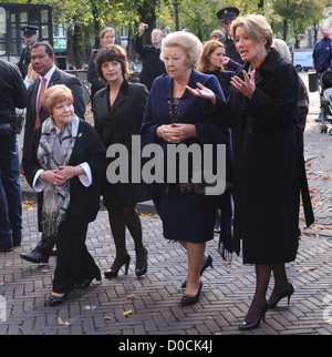 Emma Thompson and Queen Beatrix Emma Thompson meets the queen of the ...