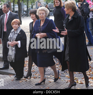 Emma Thompson and Queen Beatrix Emma Thompson meets the queen of the ...