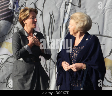 Emma Thompson and Queen Beatrix Emma Thompson meets the queen of the ...