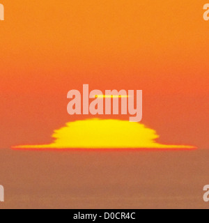 A California Sunset Demonstrates the Beauty of Atmospheric Diffraction ...