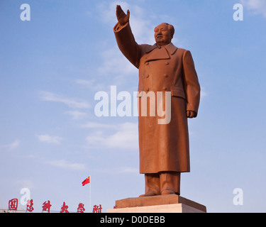 The great leader: statue of Mao Zedong, China, Porcelain. "The Human ...