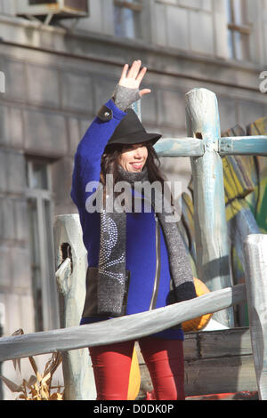Carly Rae Jepsen 86th Annual Macy's Thanksgiving Day Parade Featuring ...