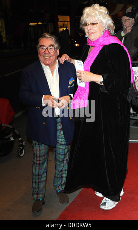 Ronnie Corbett and Anne Hart Stock Photo - Alamy