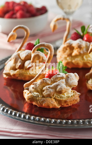 Choux pastry swans Cygnes en pâte à choux Stock Photo - Alamy