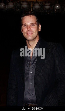Hugh Panaro first performance back as The Phantom in the Broadway ...
