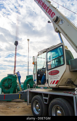 Crane loading a load onto a flatbed trailer Stock Photo - Alamy
