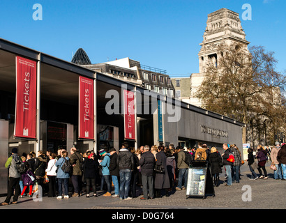 Queuing at the Tower of London ticket office Stock Photo - Alamy