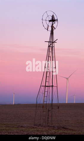 Wind turbines at the Klondike Wind Farm in Central Oregon Stock Photo ...