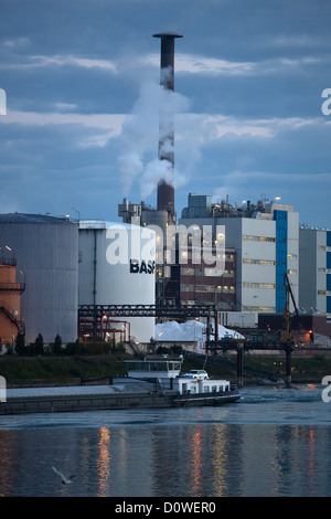 Ludwigshafen, Germany, BASF's main plant on the Rhine at sunrise Stock ...