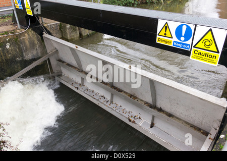 Automatic sluice gate regulating the flow of a river Stock Photo - Alamy