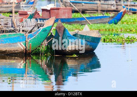 Floating fishing village and fishing boats in Cat Ba Island, Vietnam ...