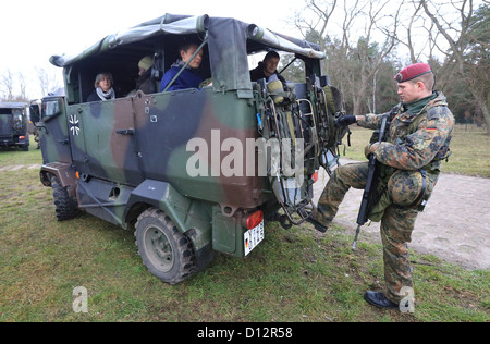 Army Special Forces soldiers from ODA 3336, 3rd Special Forces Group ...