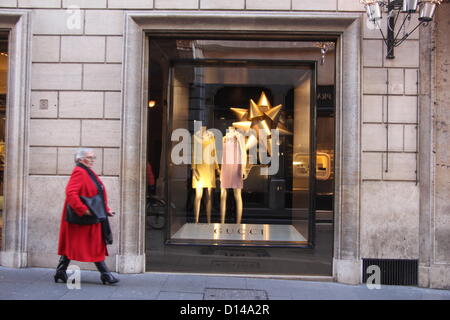 Shopping at Gucci on Via Condotti Rome Italy Stock Photo - Alamy