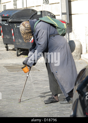 gypsy woman begging in rome Stock Photo - Alamy