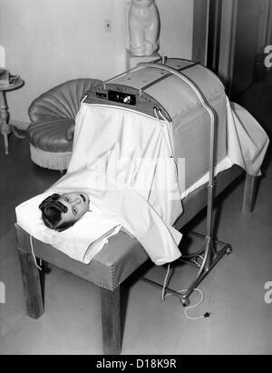 Helena Rubenstein Fifth Avenue Salon. Camera-like machine is Helena ...