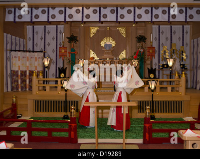 Miko wedding dance at Kirishima-Jingu ( Kirishima Shrine ) Shinto ...