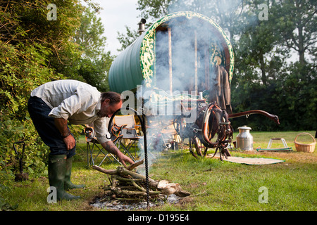 Romany gypsy tending camp fire Stock Photo - Alamy