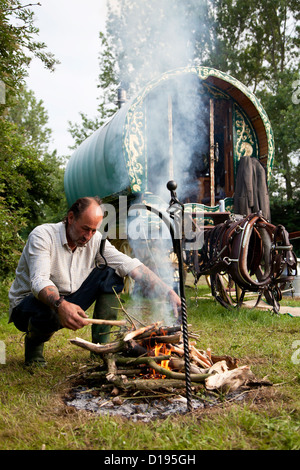 Romany gypsy tending camp fire Stock Photo - Alamy