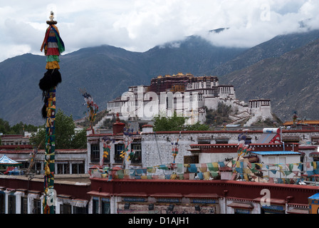 Potala palace above old town Lhasa, Tibet Stock Photo - Alamy