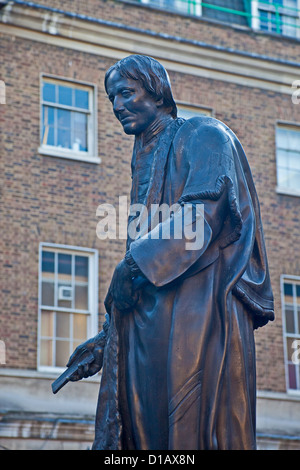 Statue of Thomas Guy in the courtyard at Guy's Hospital, Great Maze ...
