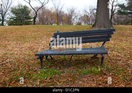 broken park bench Stock Photo: 74596329 - Alamy