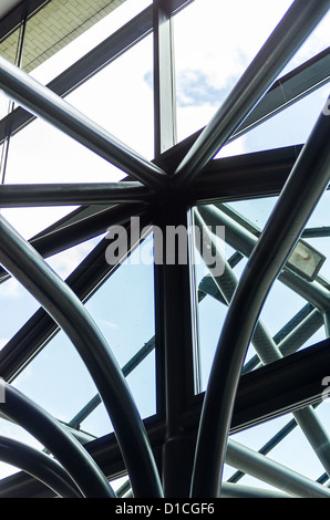 Curved building with construction support Stock Photo - Alamy