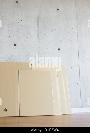 Concrete wall and cardboard boxes Stock Photo - Alamy