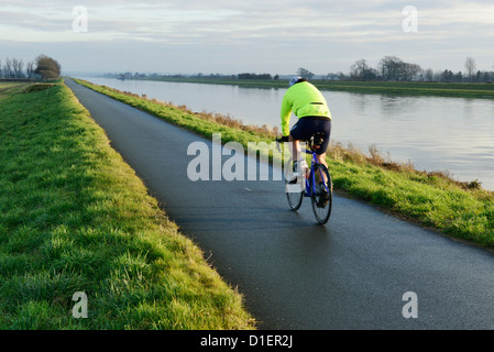 The River Dee cycle path which runs on the top of the protective flood ...