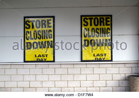 Shop closing down notice in shop window Stock Photo - Alamy