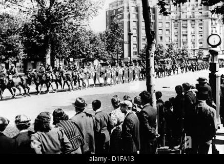 Invasion of Paris by German troops in June 1940 - German soldiers march ...
