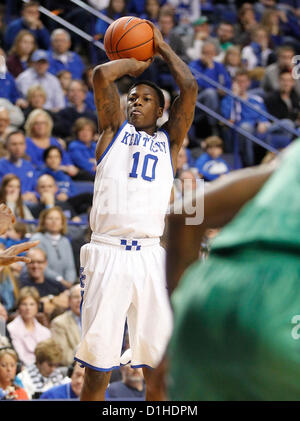 Kentucky guard Archie Goodwin (10) drives past Tennessee guard Jordan ...