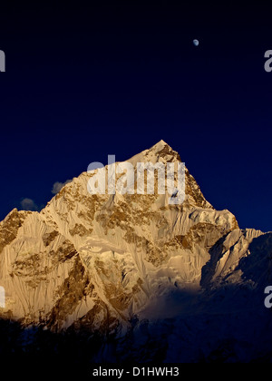 Sunset over Everest summit, view from Renjo La pass. Breathtaking view ...