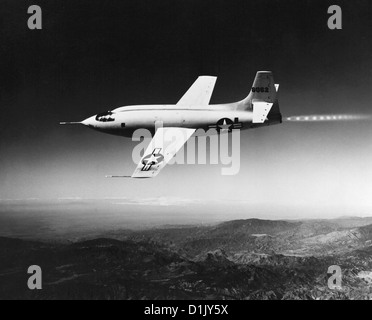 Charles 'Chuck' Yeager, the first pilot to break the sound barrier ...